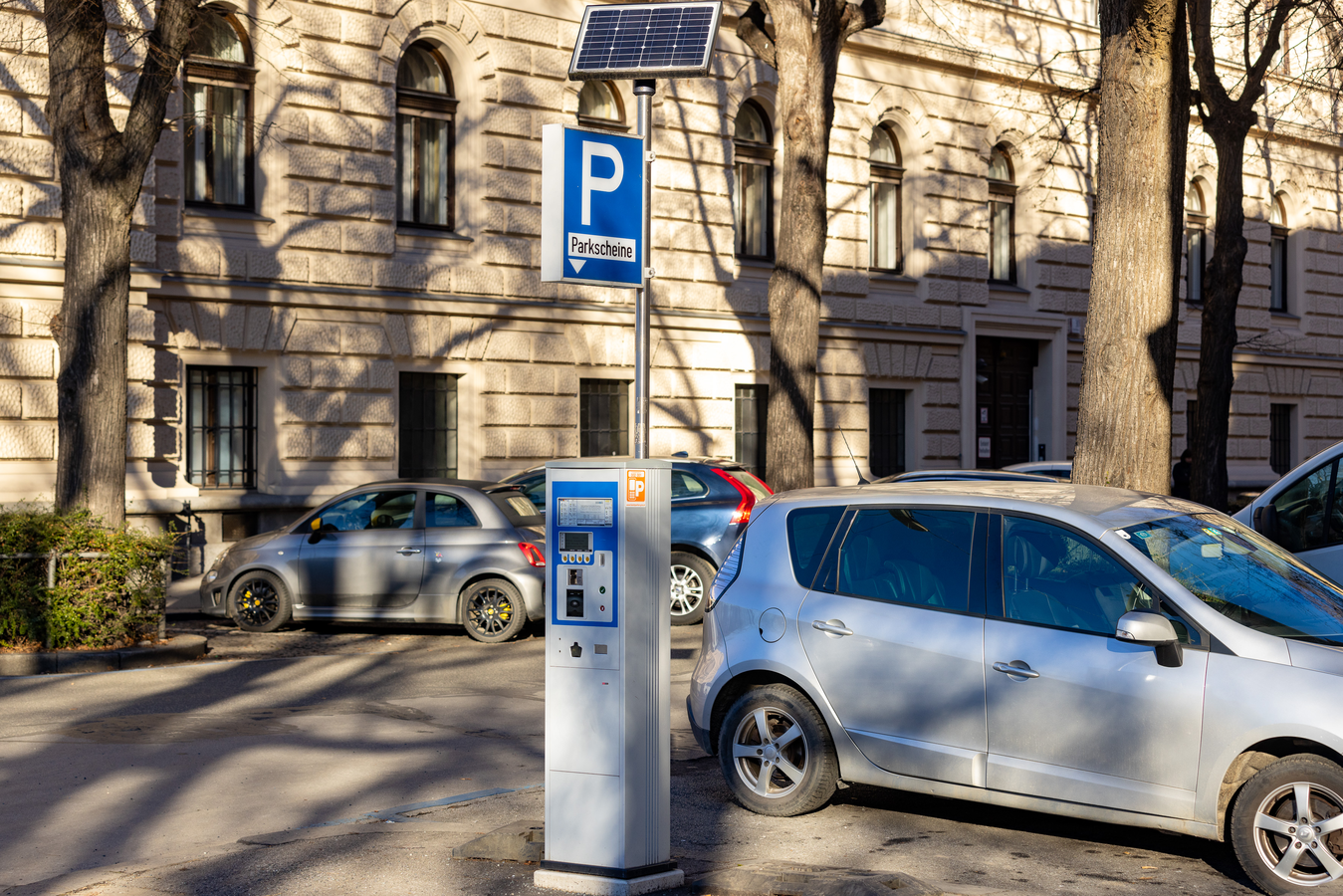 Postsie Wollen Auf Einem Platz Mit Parkscheinautomat Parken